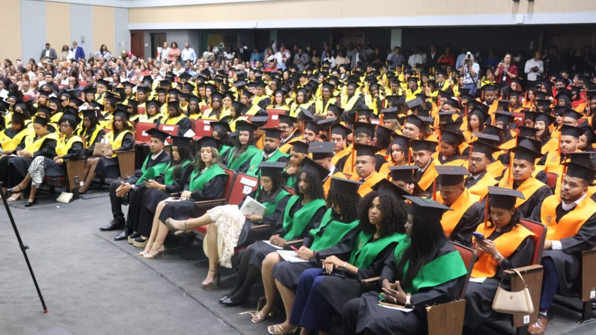 UCSD gradúa 812 nuevos profesionales en su 98ª ceremonia ordinaria