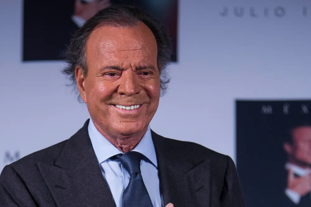 Extrabajadoras acusan a Julio Iglesias de abusos sexuales y acoso laboral